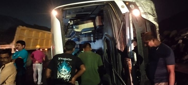 The bus's wheel slipped in the mud and tilted to one side | बस का पहिया ...