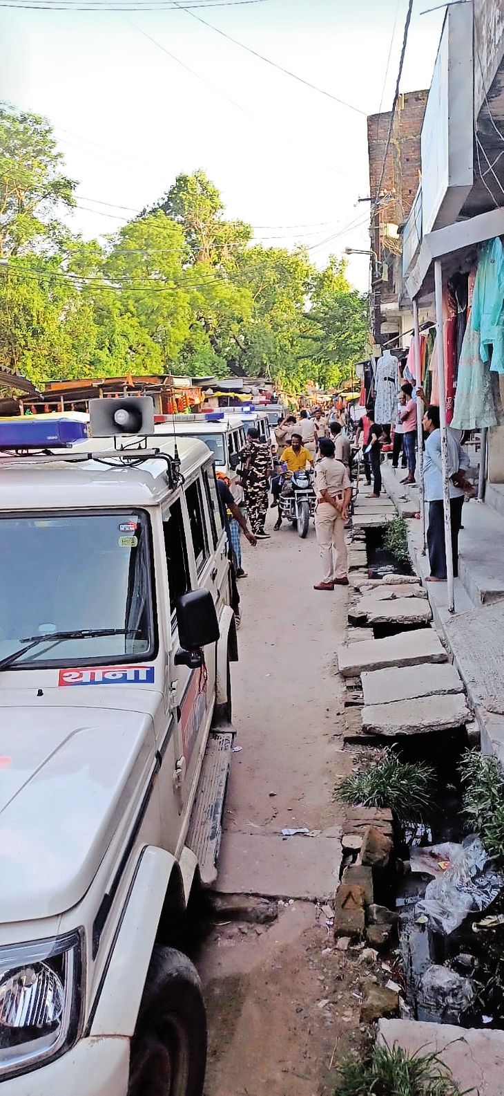 Police force led by Bagaha SP took out a flag march and appealed to ...