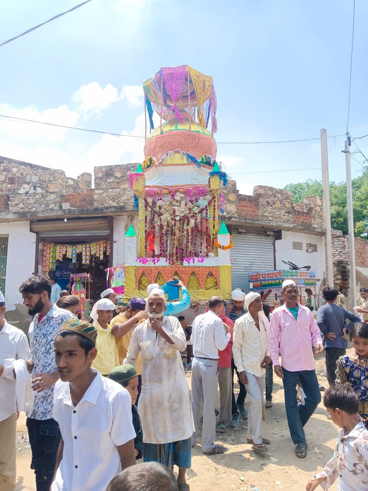 Muharram procession taken out in Andhi town with 15 feet high Tajiya