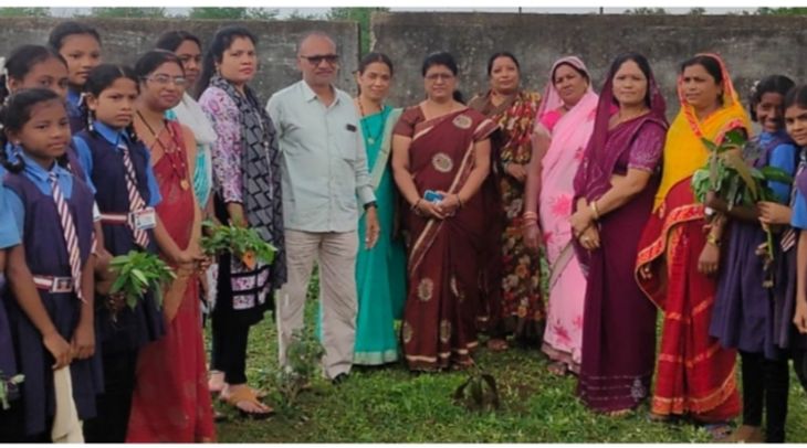 Students in Chitod planted trees and took a pledge to protect them ...