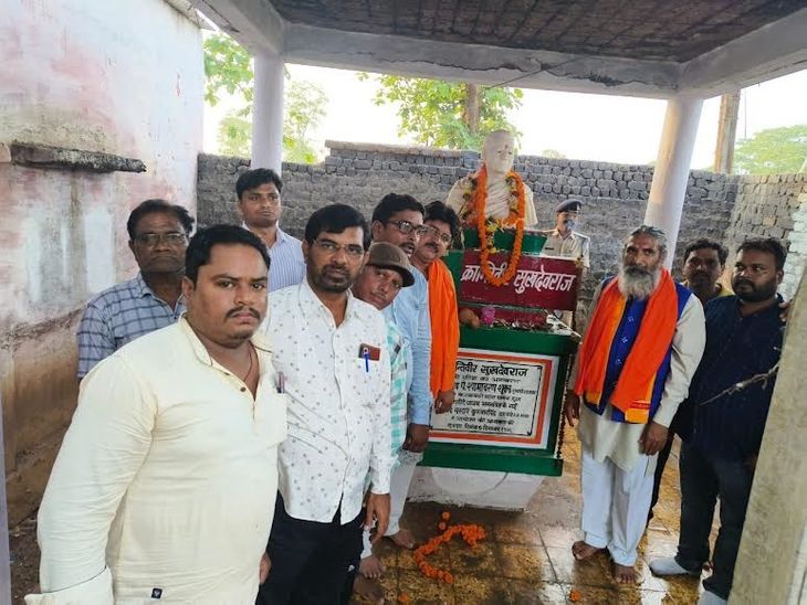 The MP reached the samadhi site of Sukhdev Raj and paid his respects ...