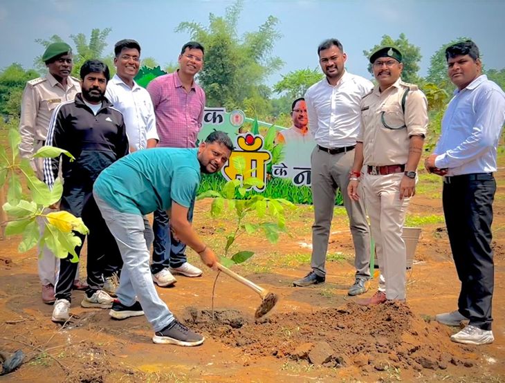Students participated in the tree plantation initiative | पौधरोपण की ...