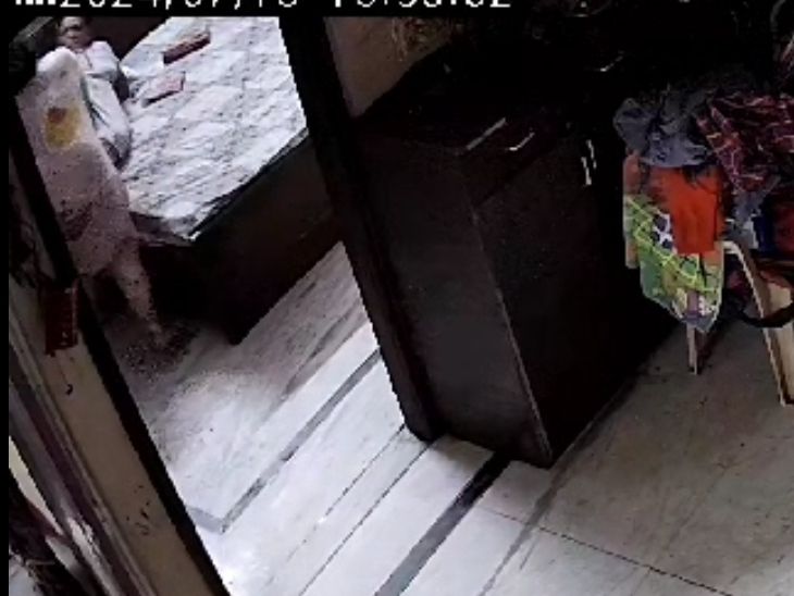 Faridabad Daughter-in-law beats mother-in-law video update | फरीदाबाद में बहू ने सास को पीटा ...