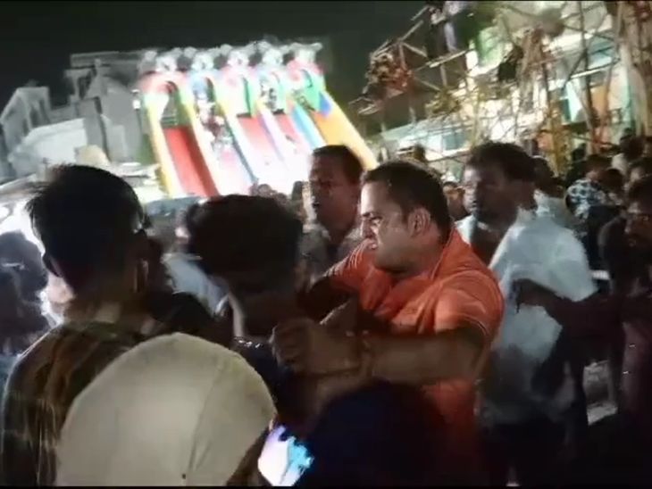 Fierce fighting between two groups in the fair organized on Muharram ...