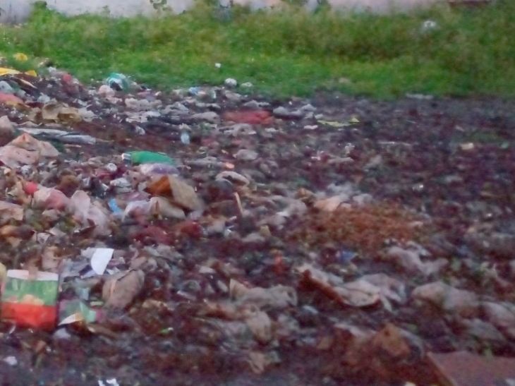 Empty plot in Chhapara converted into garbage house | छपारा में खाली ...
