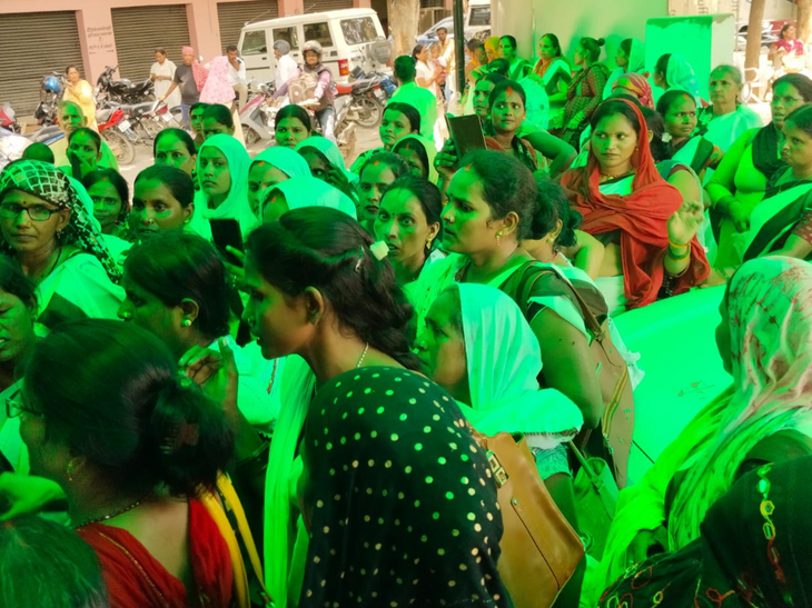 Asha workers gheraoed CMO office in Prayagraj | प्रयागराज में आशा ...
