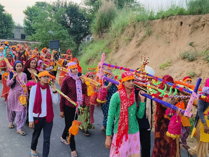 A group of Kawadis left for Danta Ramgarh from Ganeshwar Dham | गणेश्वर ...