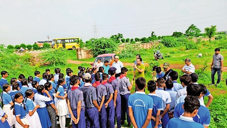 Hum Log Sanstha started a campaign to connect the youth with the Palash ...