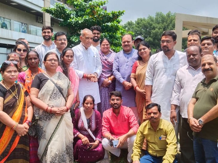 Minister and MLA planted trees in ward-31 of Bhopal | भोपाल में मंत्री ...