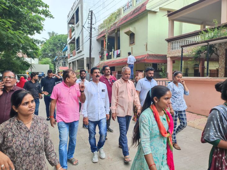 Cleanliness drive conducted in Ahimsa Udyan of Indore | इंदौर के अहिंसा ...