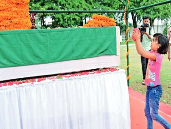 Stream of tears flowing from eyes | आंखों से बहती रही आंसुओं की धार ...