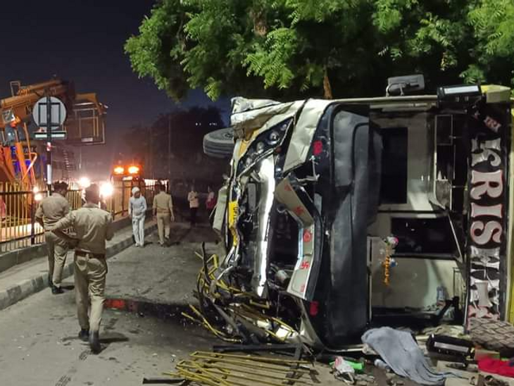 Sleeper bus overturned on the highway in Agra, accident happened due to driver dozing off ...