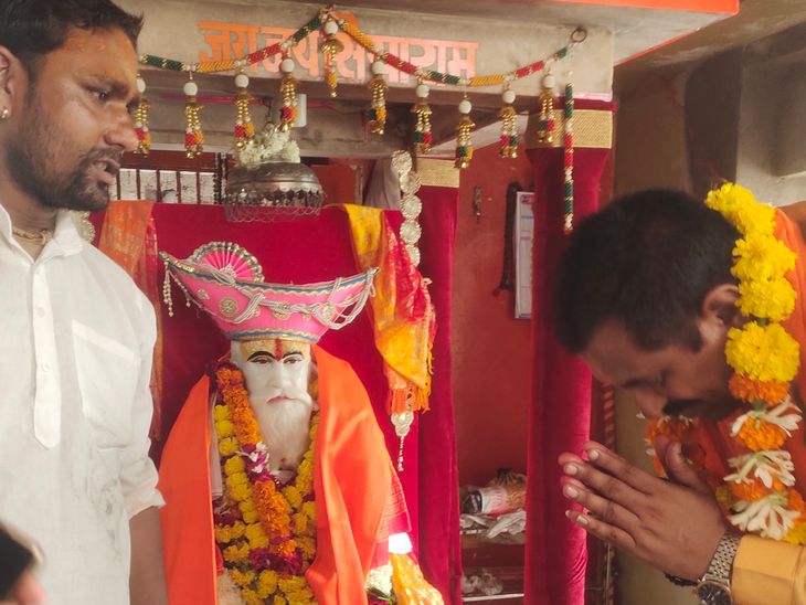 Worship in ashrams and temples on Guru Purnima | गुरु पूर्णिमा पर ...