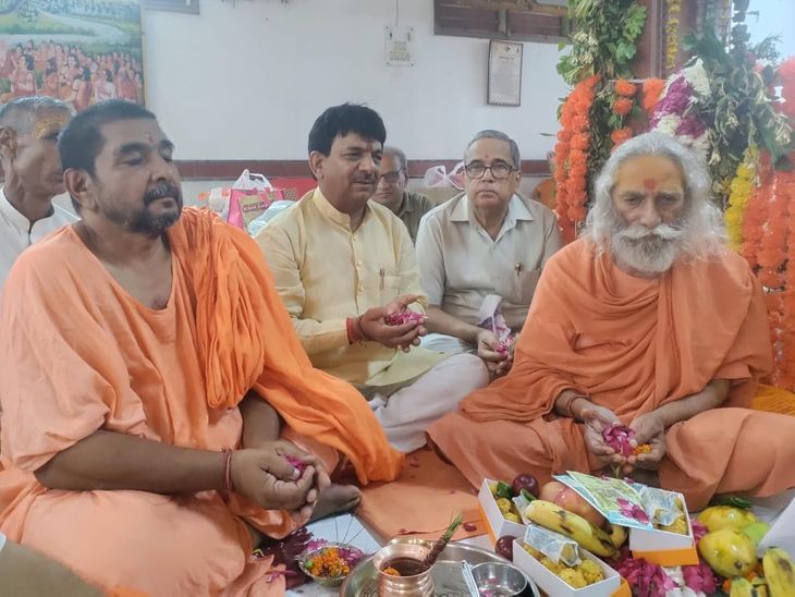 On Guru Purnima, devotees gathered in Bhagwat Peeth Shukdev Ashram ...