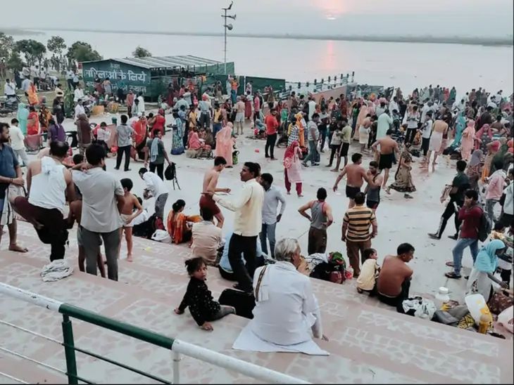 Crowds of devotees gathered at the Ghats in Anupshahr | अनूपशहर में ...