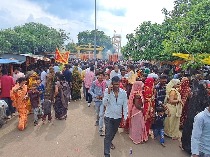 Devotees gathered in Karila Dham on Guru Purnima | गुरु पूर्णिमा पर ...