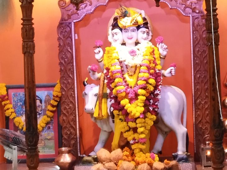 Guru Purnima was organized at Vaishali Nagar Datta Mandir in Indore ...