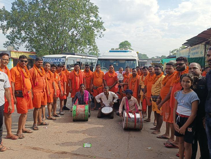 A group of Kanwariyas left from Hardi Bazaar bus stand
