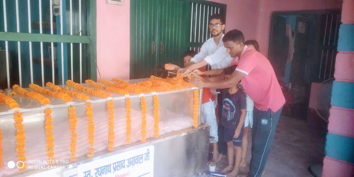 The body of former state minister Mahendra Narayan Yadav reached his ...