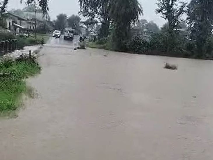 Rivers and streams overflowed due to rain in the district | जिले में ...