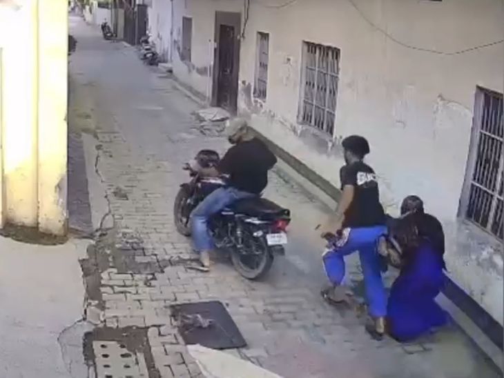 Khanna woman walking road Mobile Snatching | खन्ना में राह चलती महिला ...