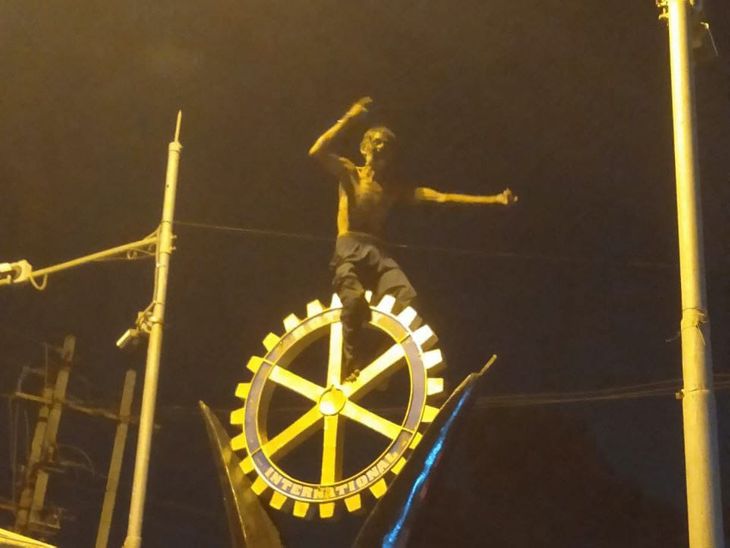 A drunkard climbed on the wheel in the middle of Rotary Chowk: started ...
