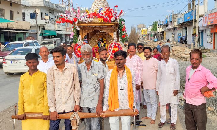 Sai Baba's palanquin was taken out, devotees kept pulling the chariot ...