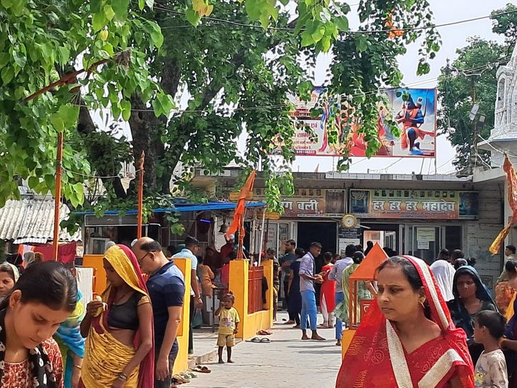 Devotees gathered in Jharkhandi-Dukhharan Nath temple | झारखंडी-दुखहरन ...