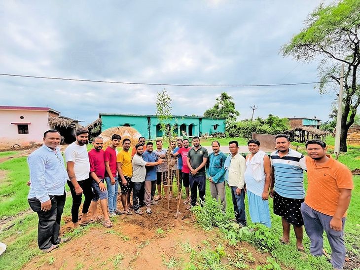 Youth started a campaign in Paraswara, planted more than 100 saplings ...