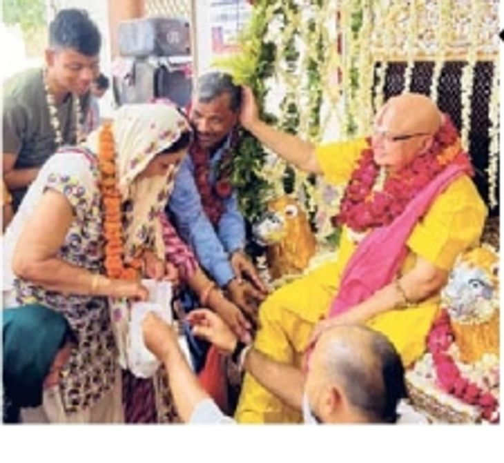 The disciples performed the worship and followed the tradition of Guru ...