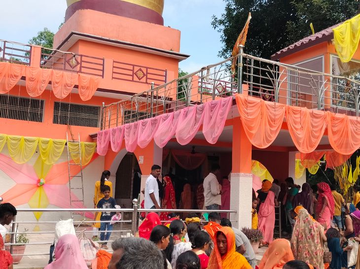 There was a huge crowd in the temple on the first day of Sawan | सावन ...