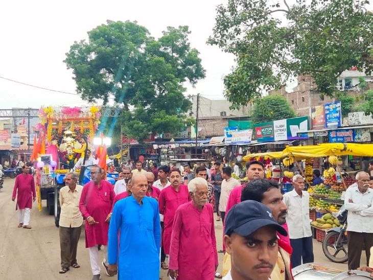 Lord Shankar's first procession took place in Badnawar | बदनावर में ...