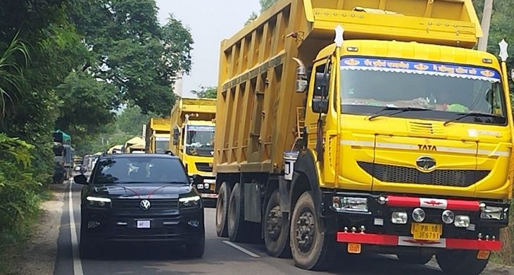 Hi-tech Naka near Gadhshankar, hundreds of tippers filled with sand and ...