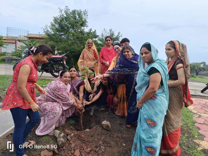 One tree in the name of mother: Mahila Morcha planted trees | एक पेड़ ...
