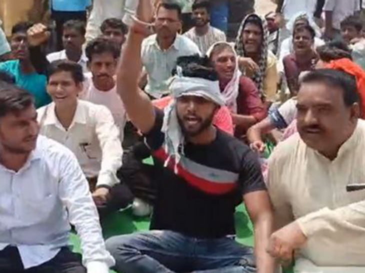 Demonstration at Jodhpur Discom's Jaitsar AEN office | जोधपुर डिस्कॉम ...