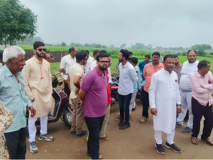 Farmers protest against PWD department | पीडब्ल्यूडी विभाग के खिलाफ ...