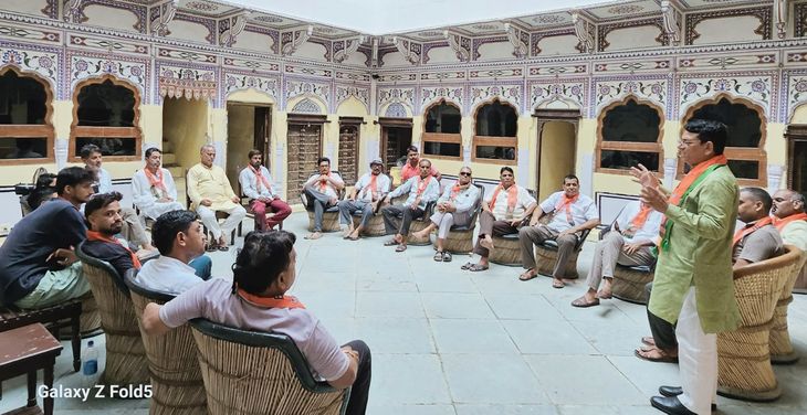 The Shiva temple of Mukundgarh has a huge crowd of Kanwariyas.