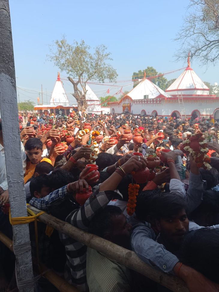 1.50 lakh devotees performed Jalabhishek of Bhole Baba at Dekuli Dham ...
