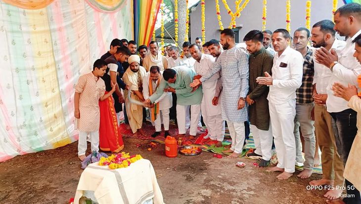 Worship was done in the ashrams, Aarti was performed and Prasad was ...