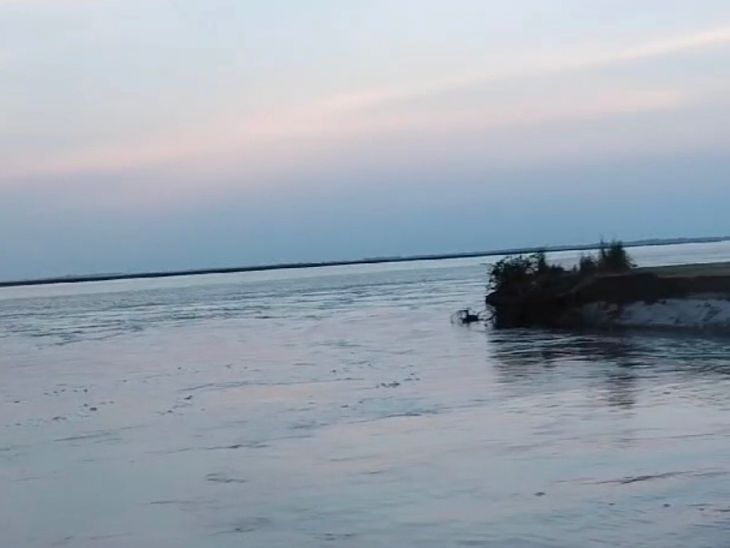 The water level of Saryu river is increasing day by day in Ballia ...