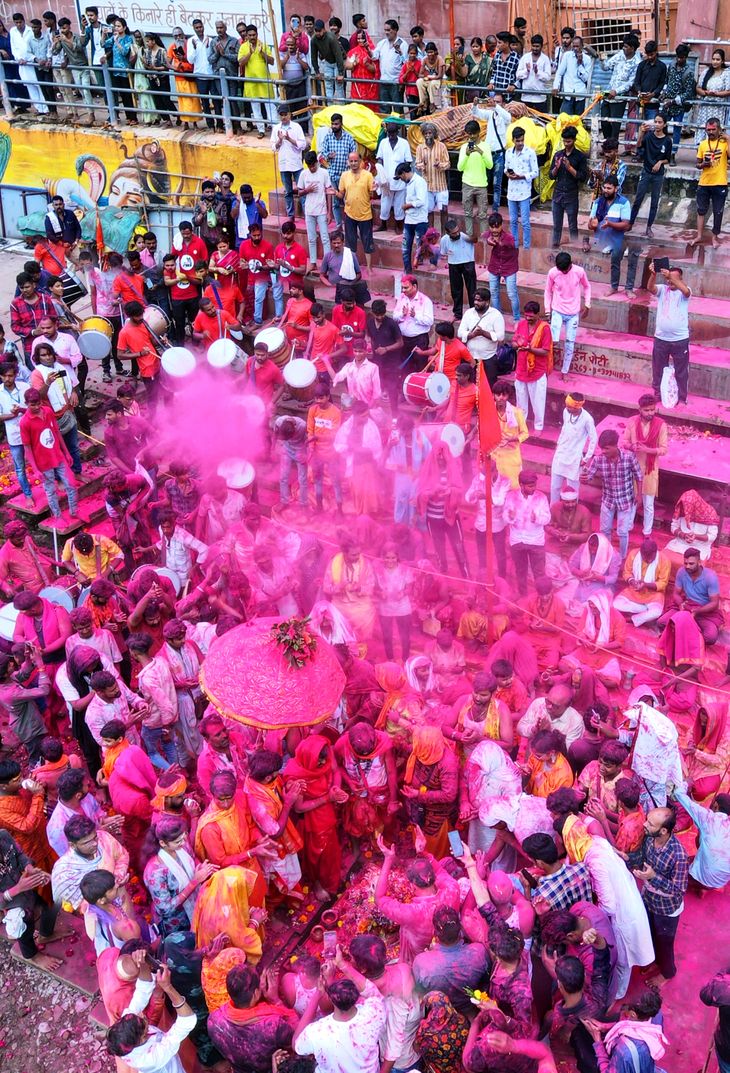 They were so immersed in the devotion of Bhole that everyone turned ...