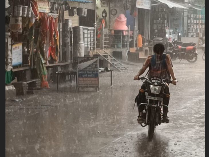 When there was relief from humidity, people filled the streets with ...