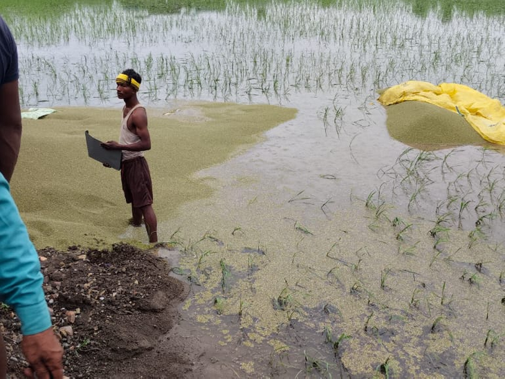 The trolley overturned in a field filled with water in Mathani | मथनी ...