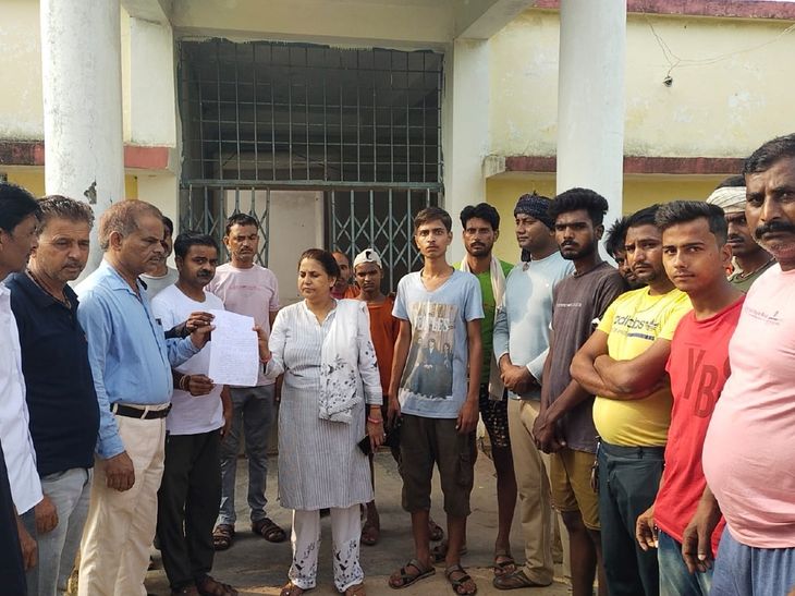 People staged a sit-in in Veerpur, closed the market and blocked the ...