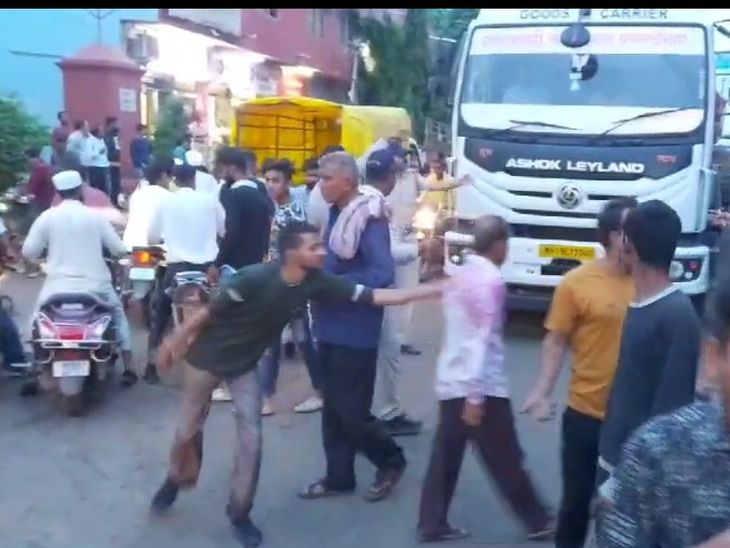 A woman died after being hit by a trolley | ट्राले की चपेट में आई महिला ...