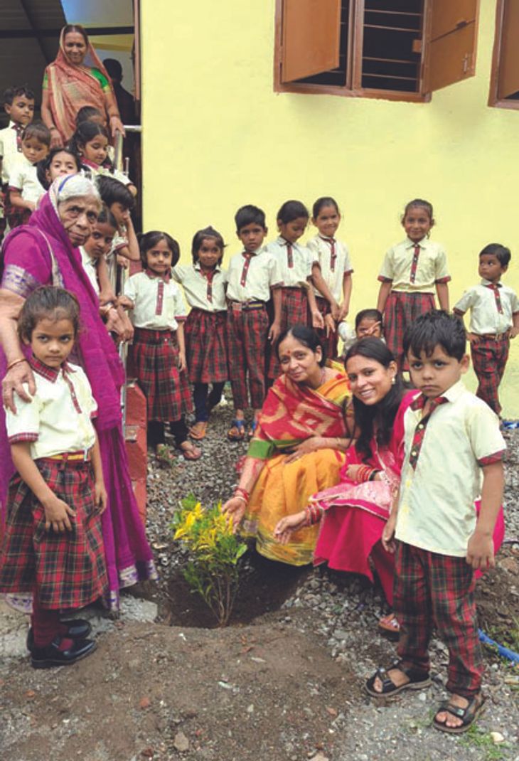 Plants were planted in the One Tree for Mother campaign | एक पेड़ मां ...