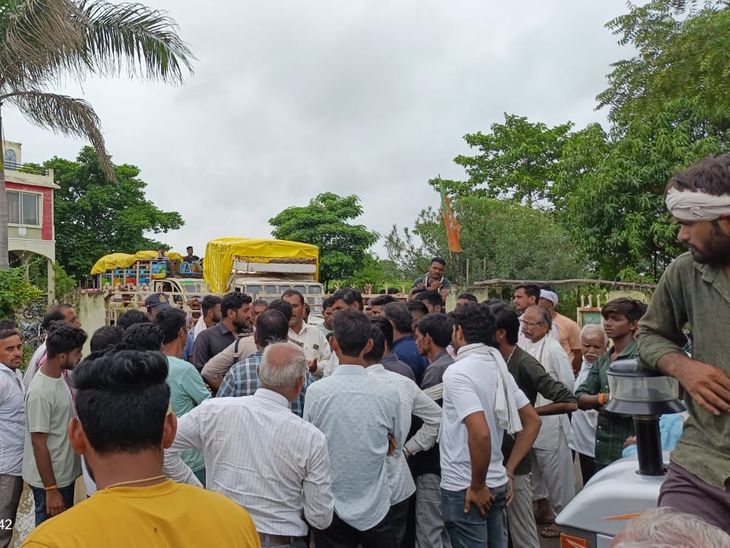 Farmers blocked the road in Badnagar | बड़नगर में किसानों ने किया चक्का ...