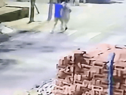 Meerut (UP) Earring Snatching Video Footage | Uttar Pradesh