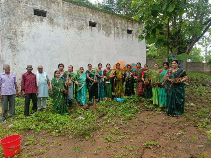 Navchetna Manch celebrated Guru Purnima by singing bhajans and planting ...