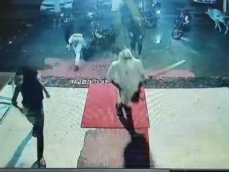 Controversy over spitting in the dustbin at the Dhaba | ढाबे पर रखे ...